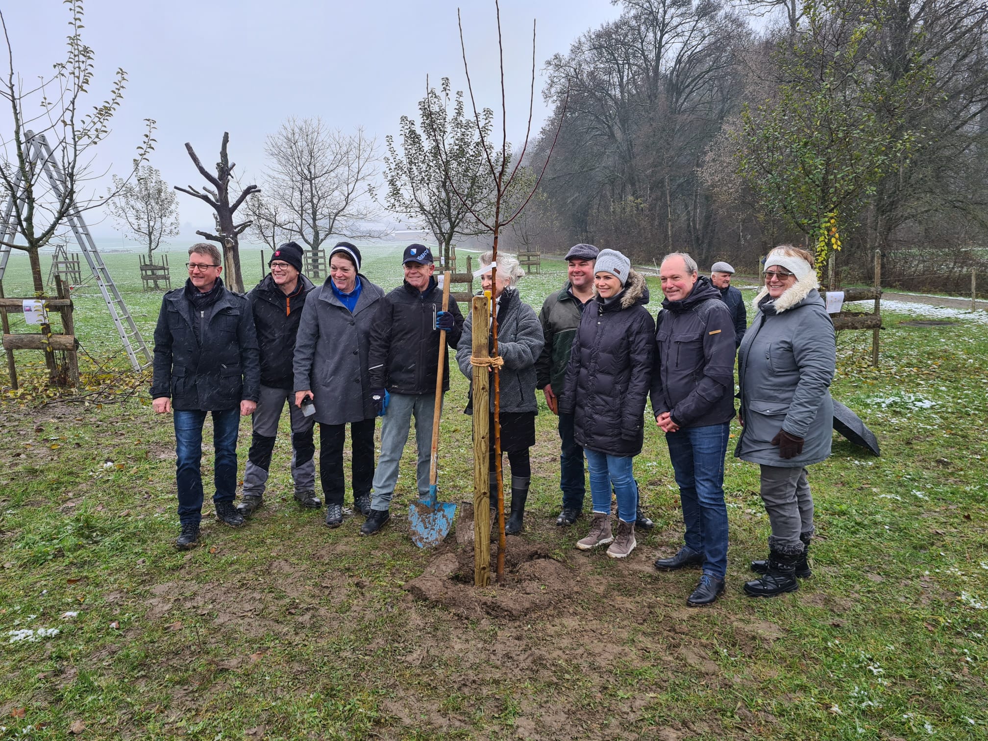 SVP Bezirk Hinwil - Ernst Stocker trotz dem Wetter und pflanzt einen ...